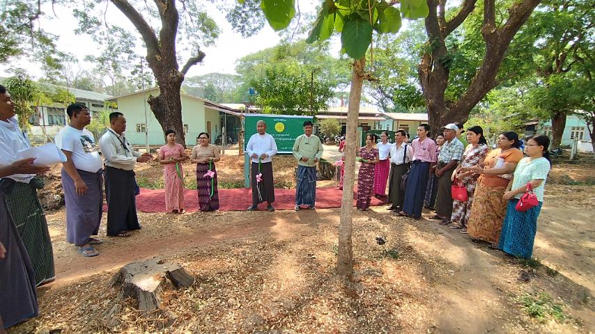 ကြို့ပင်ကောက်မြို့နယ် ပညာရေးမှူးရုံးရှေ့တွင် ကျောင်းအပ်နှံရေးနေ့အထိမ